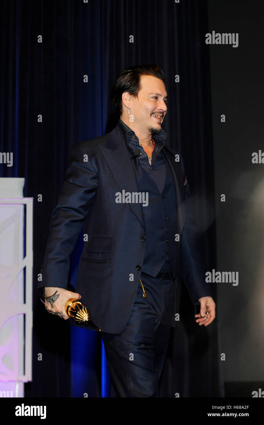 Actor Johnny Depp with his award at the Maltin Modern Master award ...