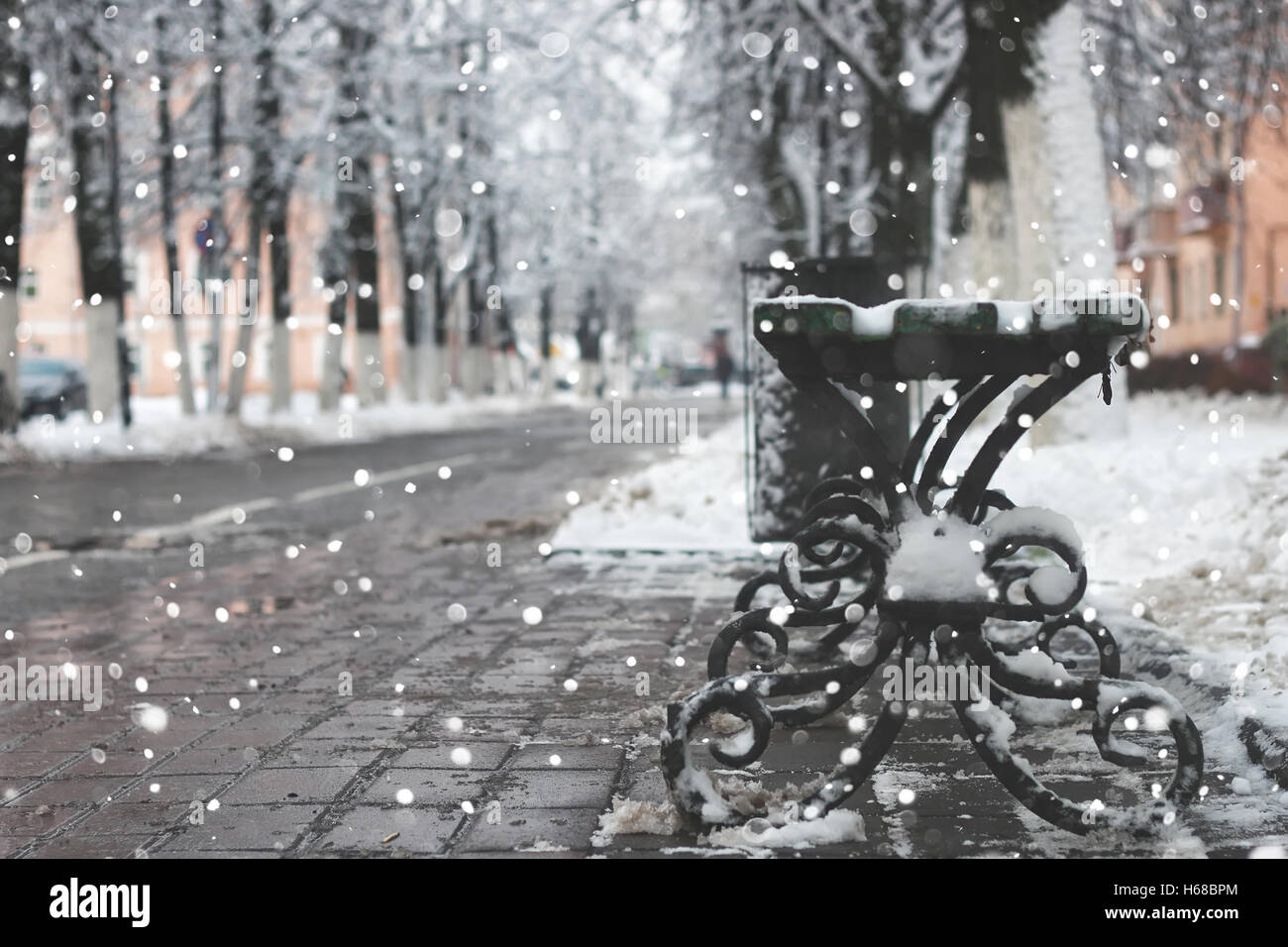 snow bench winter sidewalk Stock Photo - Alamy