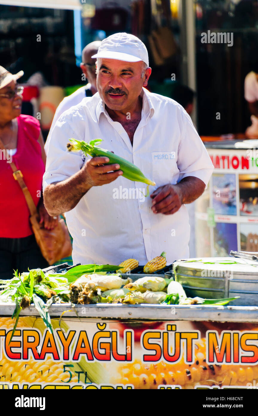 A man cooks corn-on-the-cob on a street food cart in Turkey Stock Photo ...