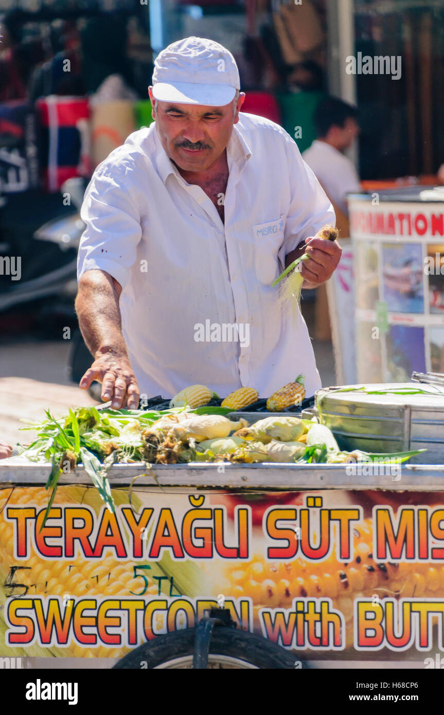 A man cooks corn-on-the-cob on a street food cart in Turkey Stock Photo ...