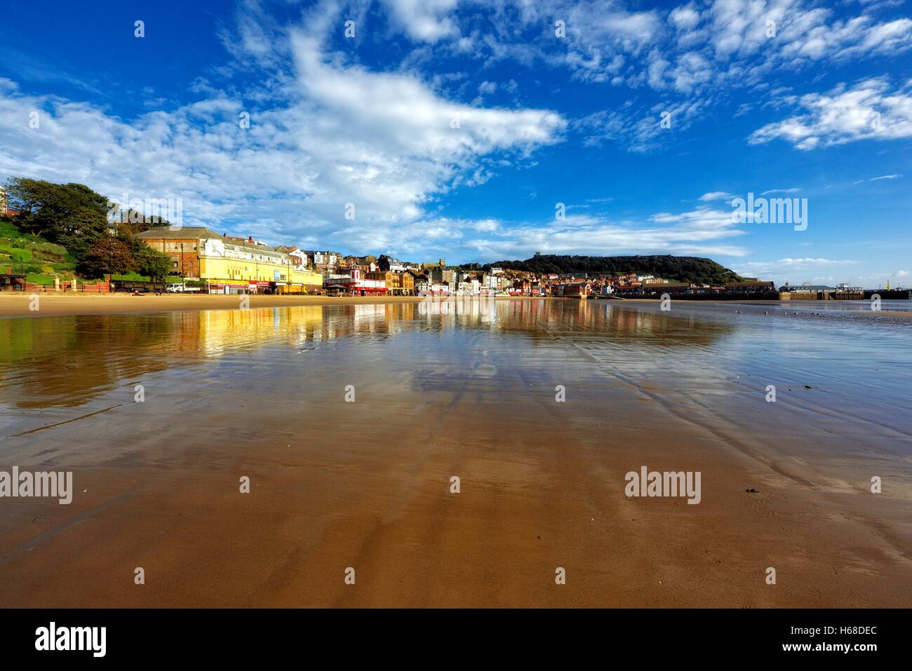 Scarborough beach uk hi-res stock photography and images - Alamy