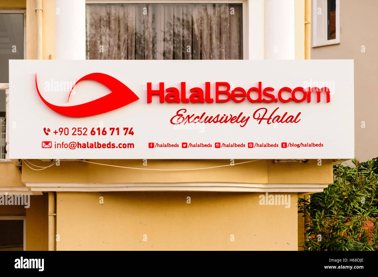 Halal sign hi-res stock photography and images - Alamy