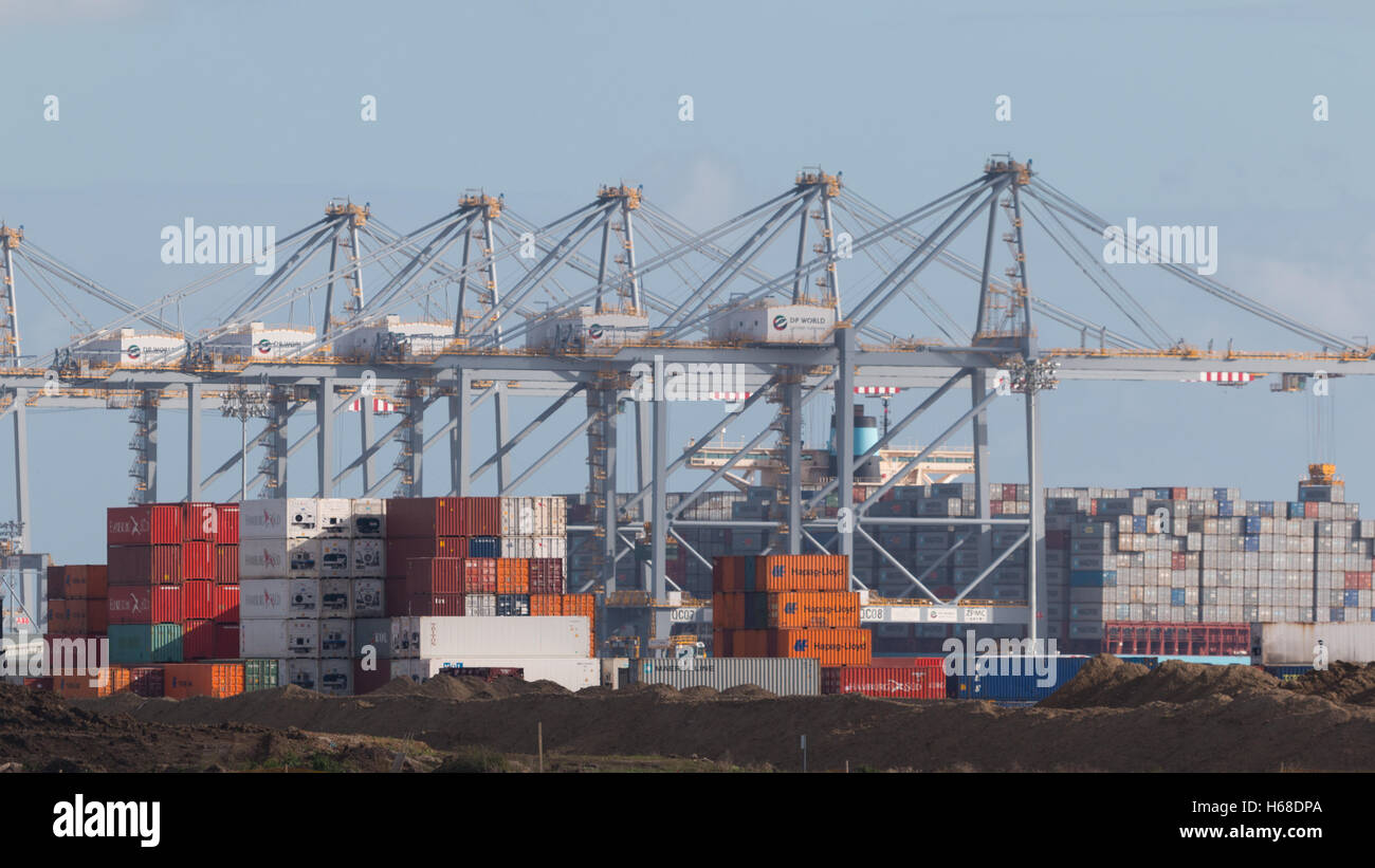 London gateway docks hi-res stock photography and images - Alamy