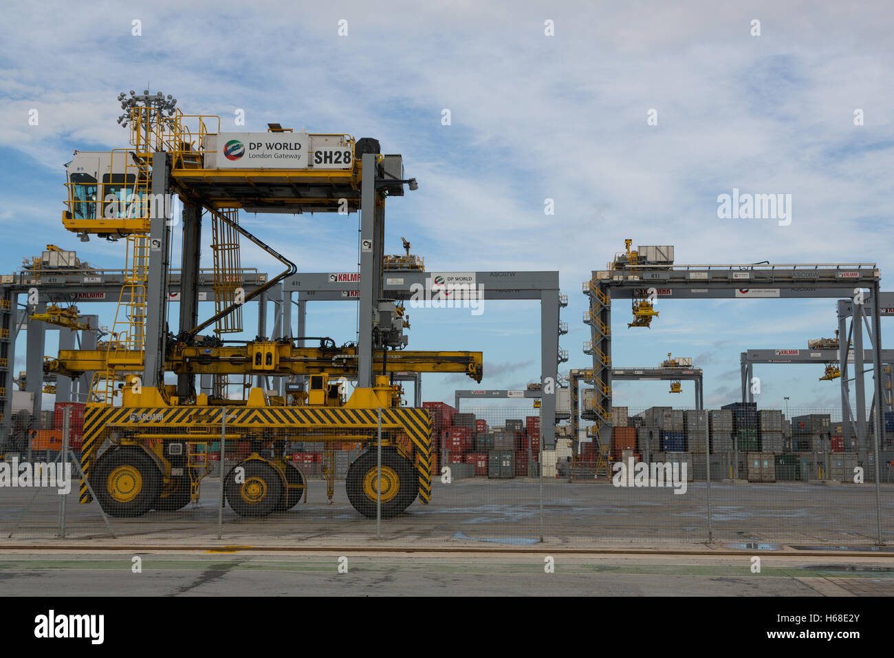 London gateway docks hi-res stock photography and images - Alamy
