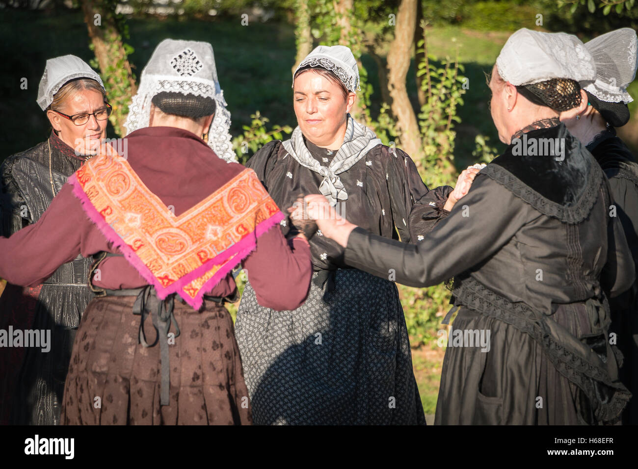 France traditional dance hi-res stock photography and images - Alamy