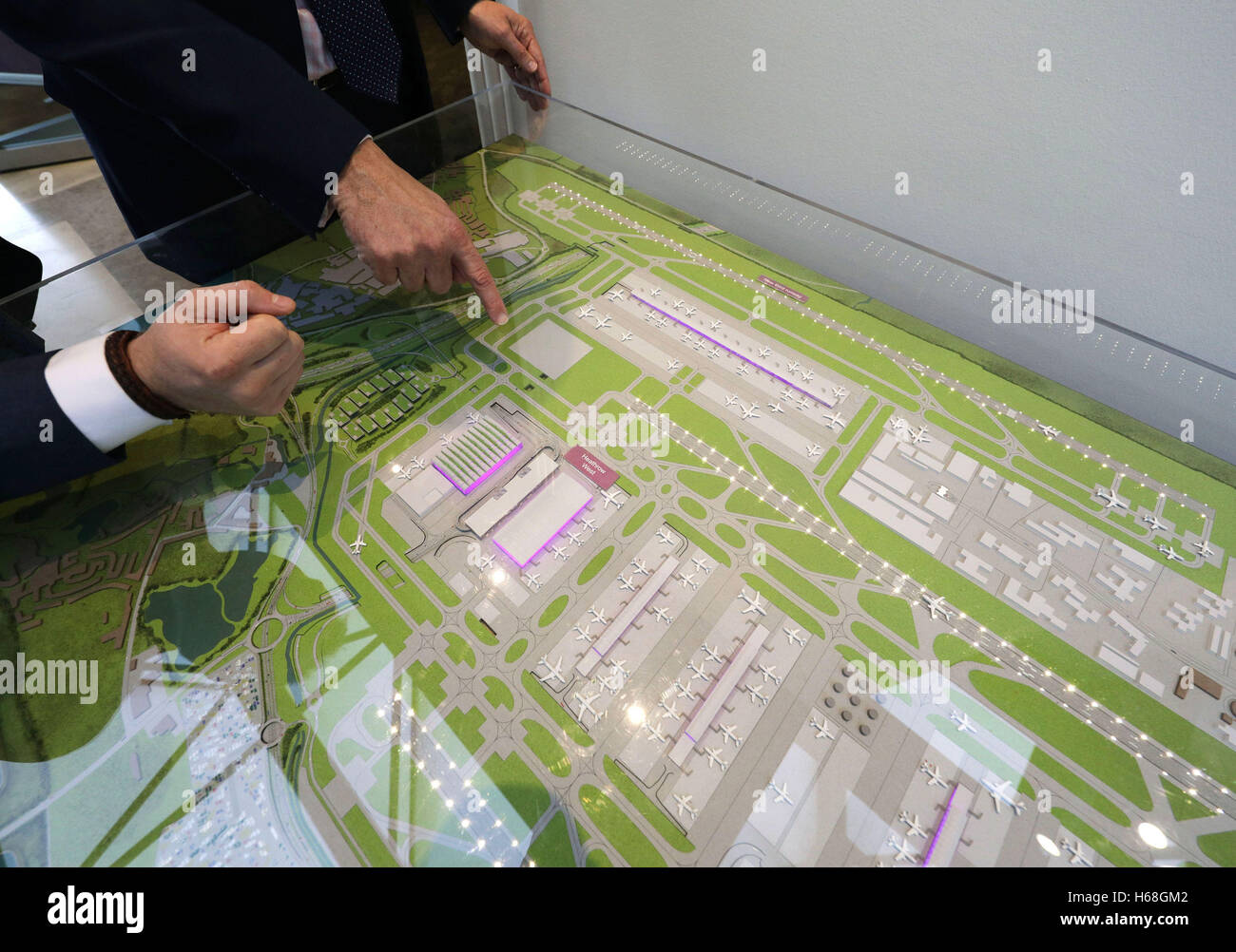 Runway people hi-res stock photography and images - Alamy