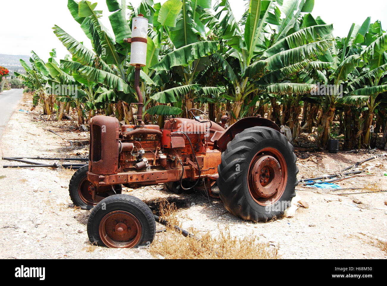 Rusty old farm tractor hi-res stock photography and images - Alamy