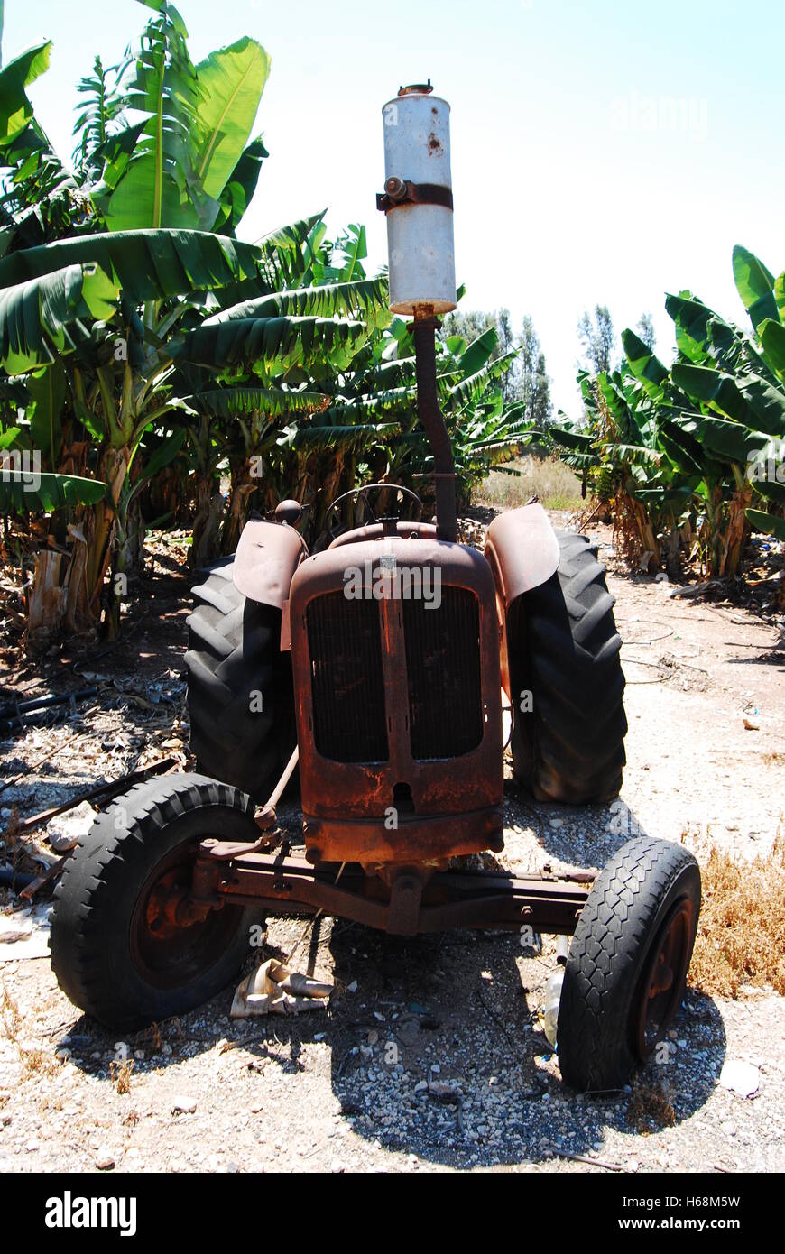 Rusty old farm tractor hi-res stock photography and images - Alamy