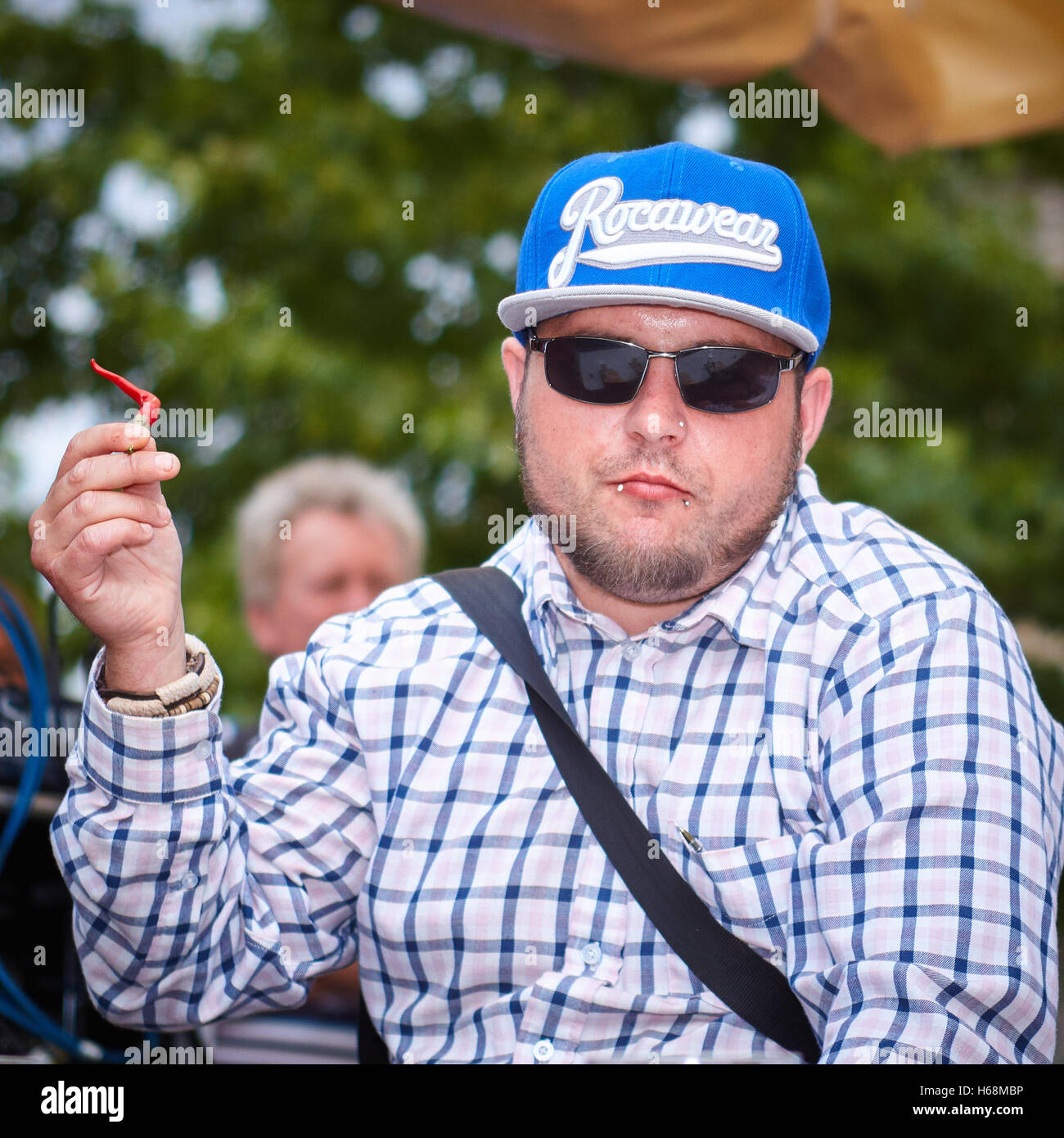 Chilli eating spicy hot competition hi-res stock photography and images ...