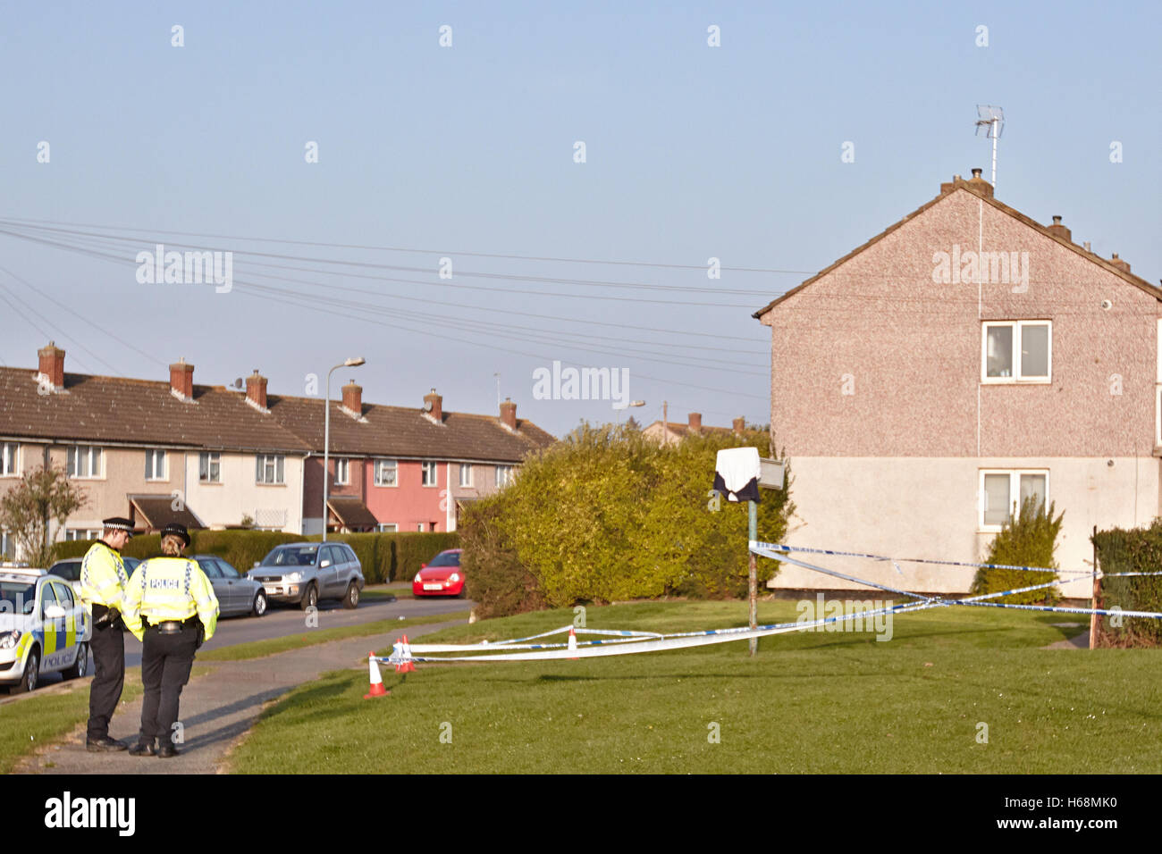 Death crime scene police officers cordon hi-res stock photography and ...