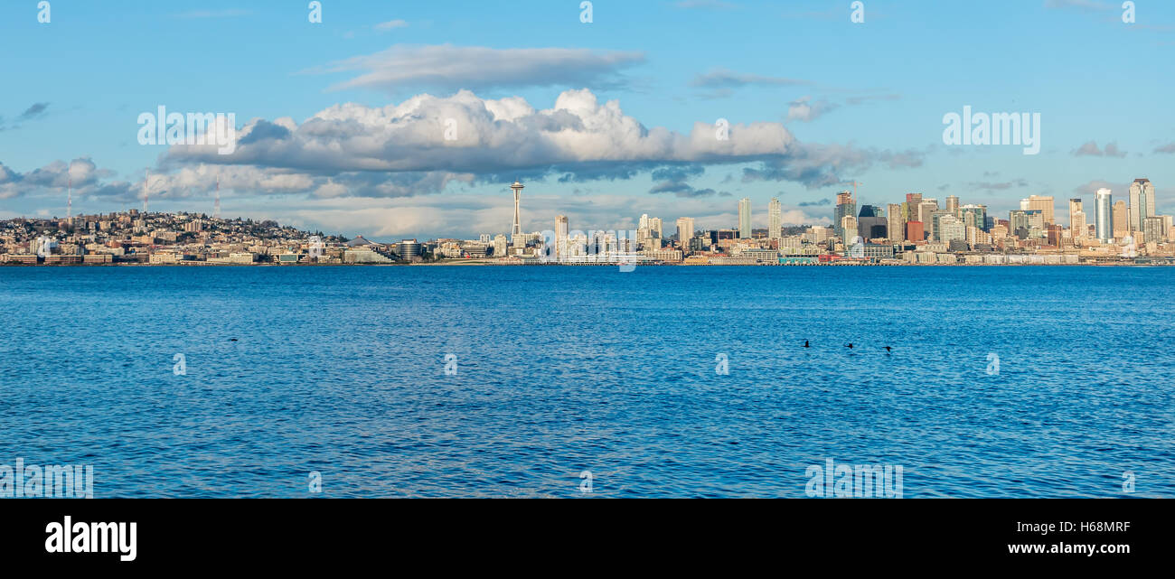 A view of the Seattle skyline with billowing clouds overhead Stock ...