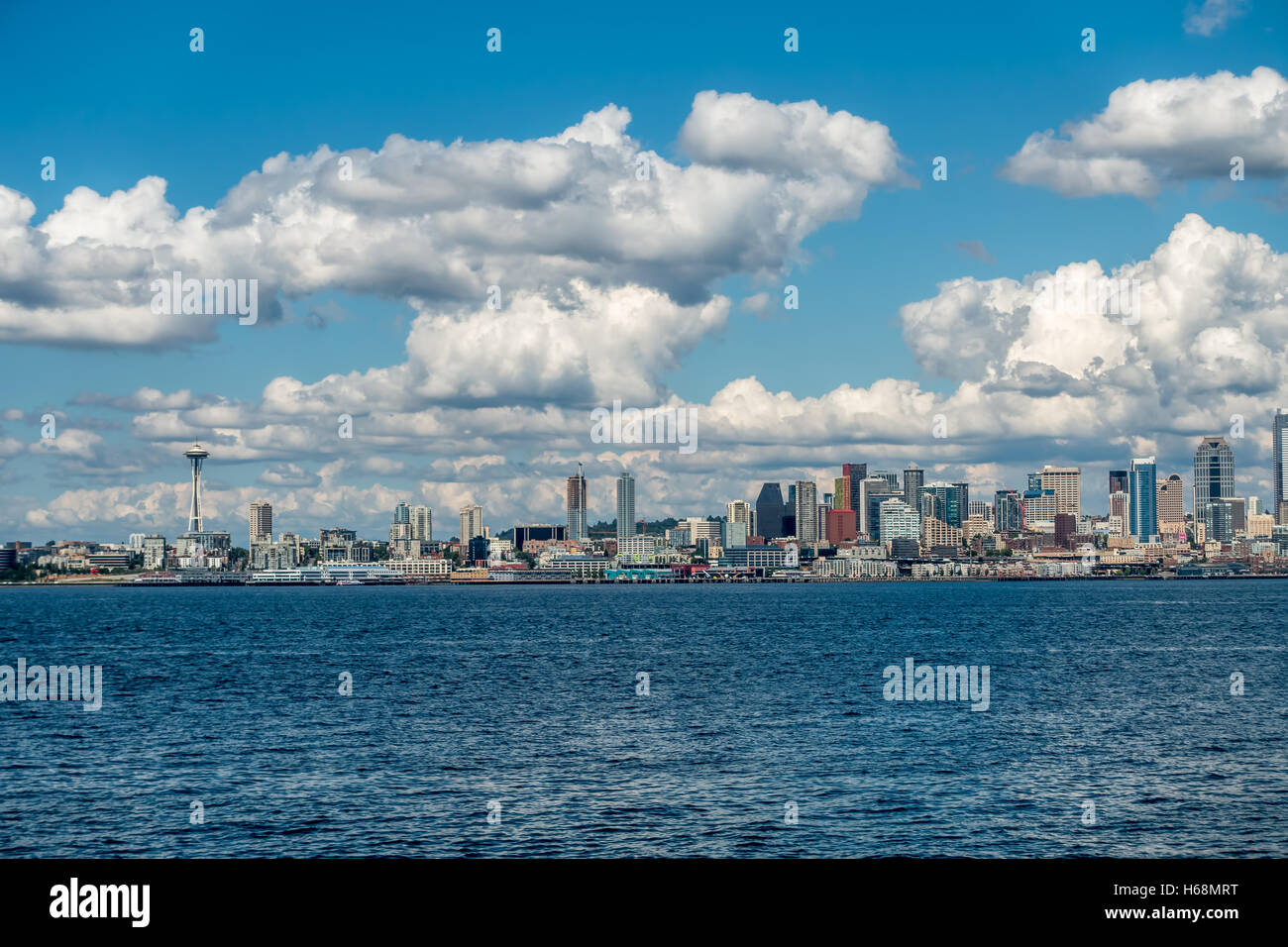 A view of the Seattle skyline with billowing clouds overhead Stock ...