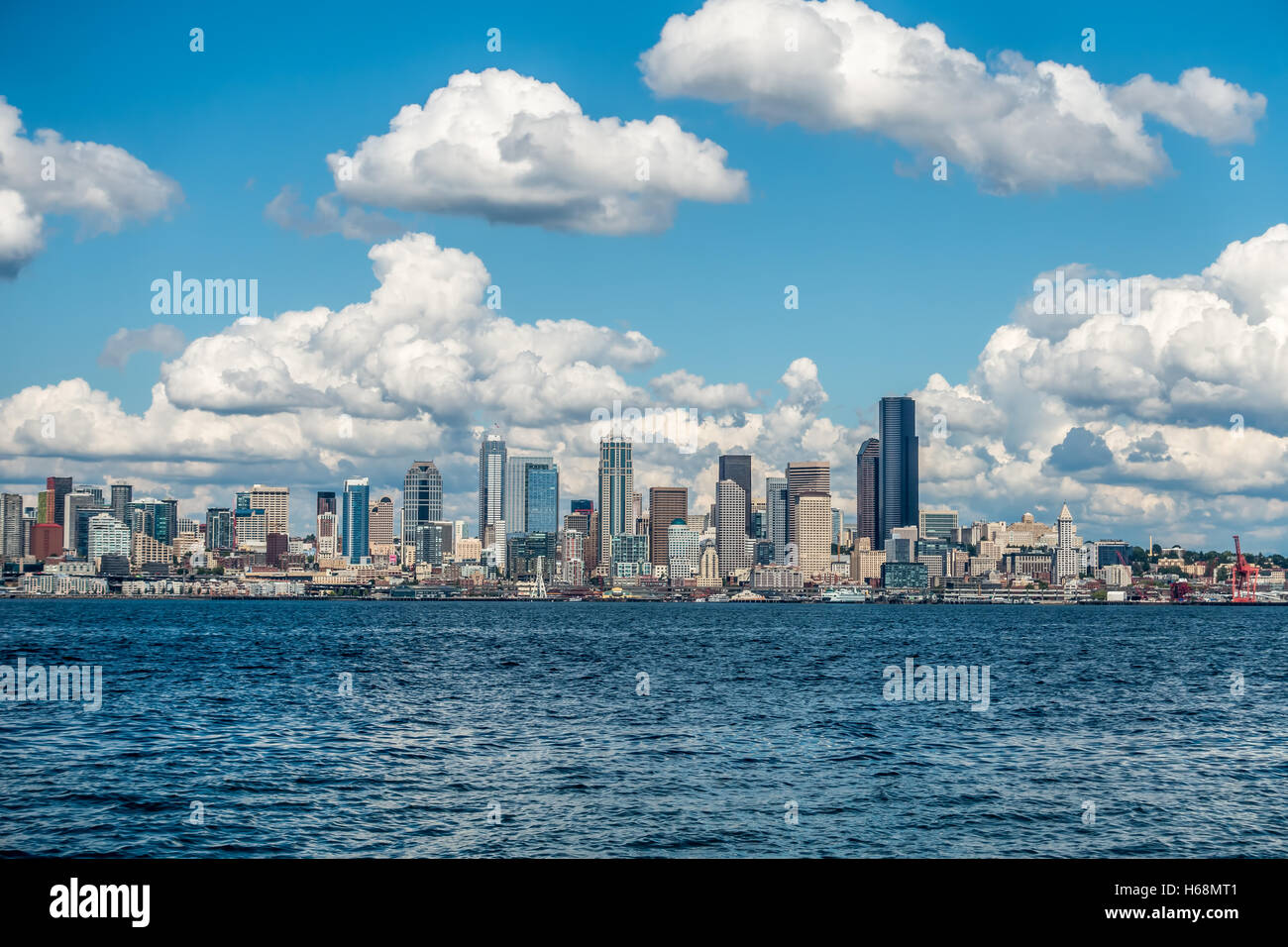 A view of the Seattle skyline with billowing clouds overhead Stock ...