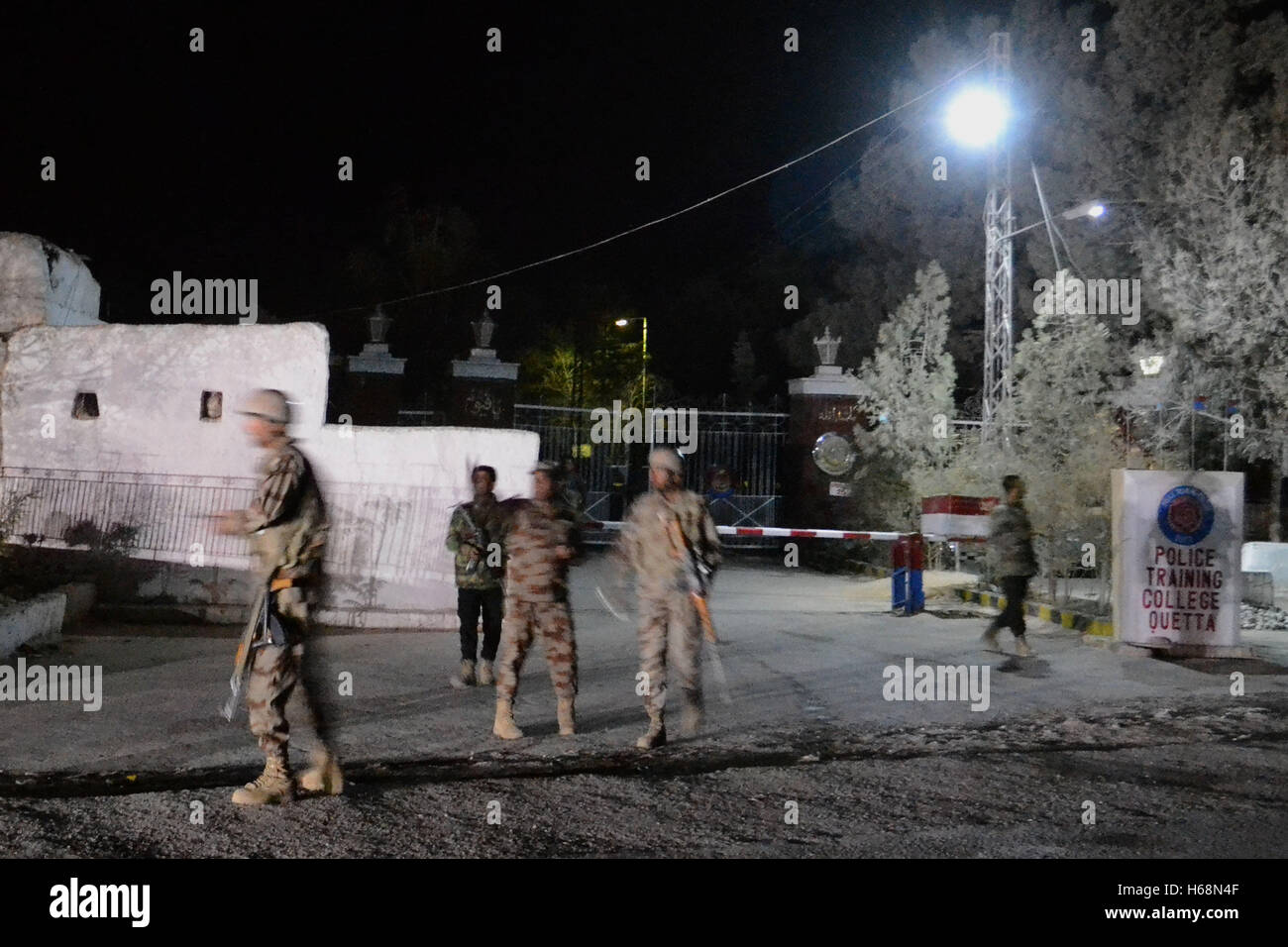 Quetta, Pakistan. 25th Oct, 2016. Pakistani security officials stand ...