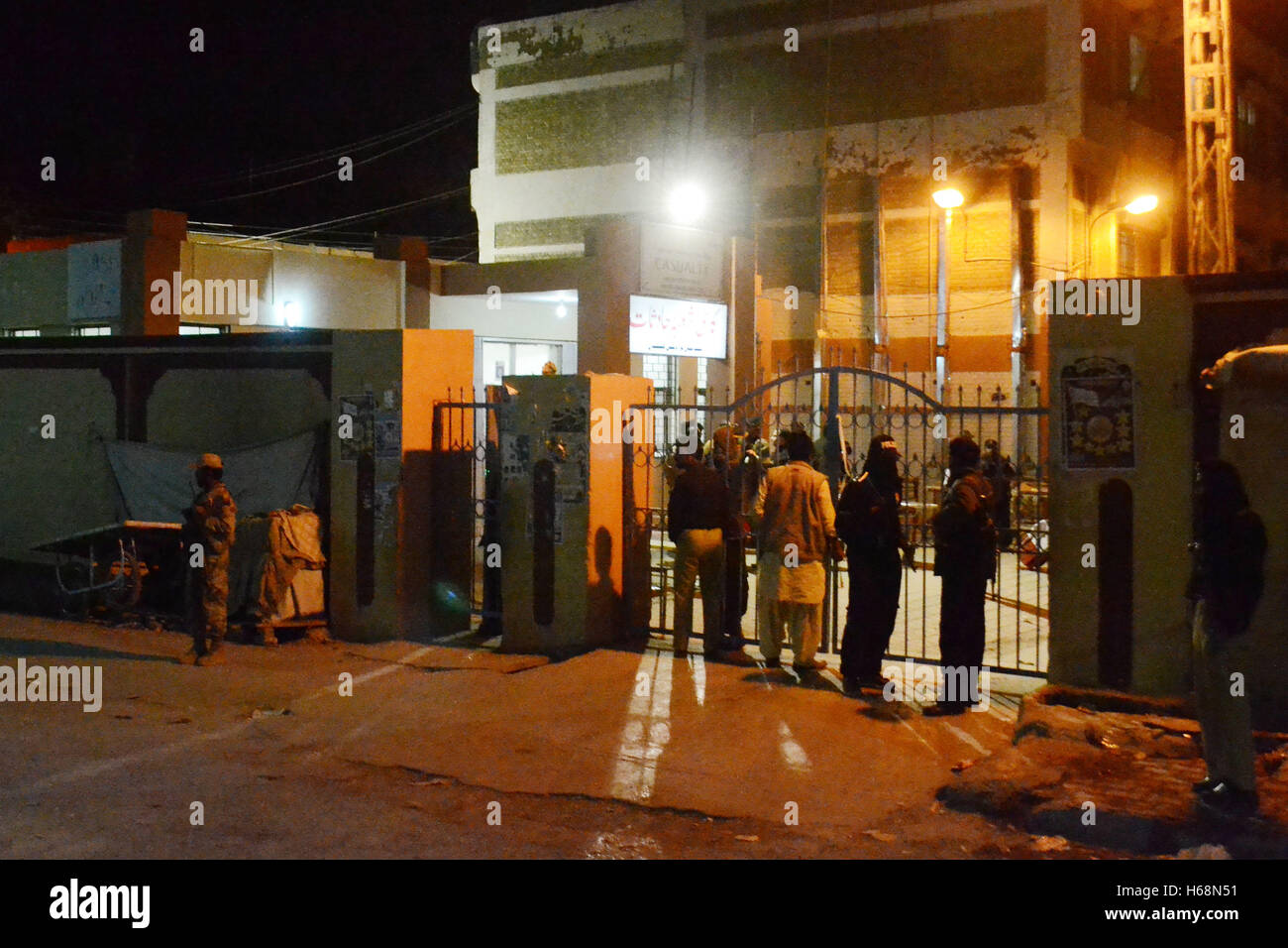 Quetta, Pakistan. 25th Oct, 2016. Pakistani security officials stand ...