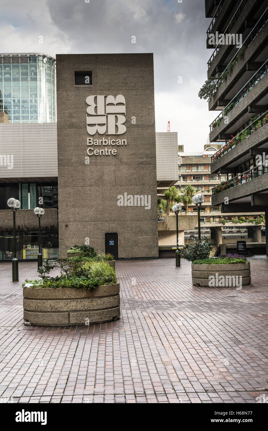 The Barbican housing complex in the City of London, UK Stock Photo - Alamy