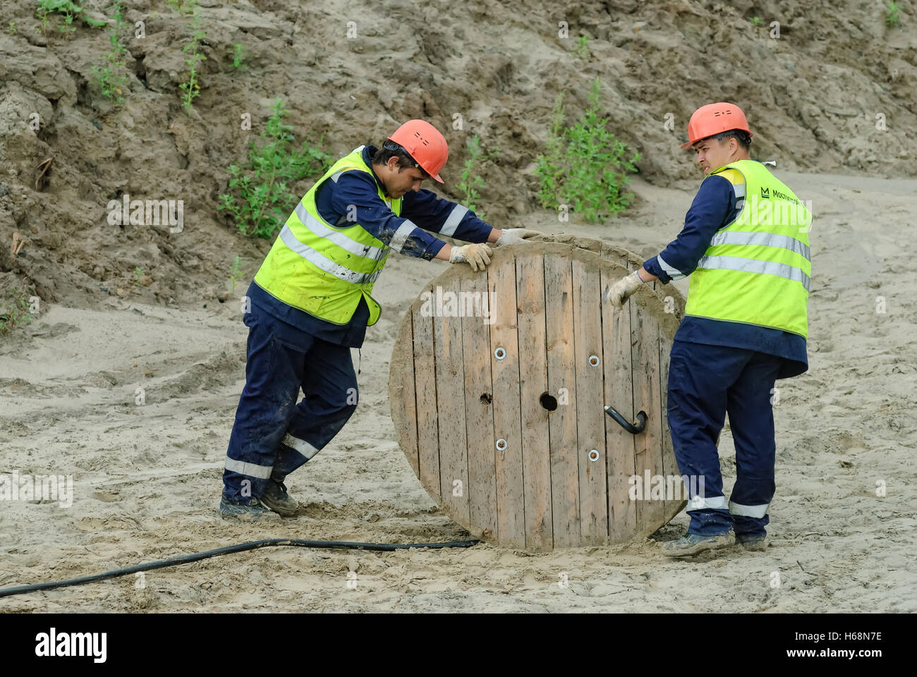 Cable pulling construction hi-res stock photography and images - Alamy