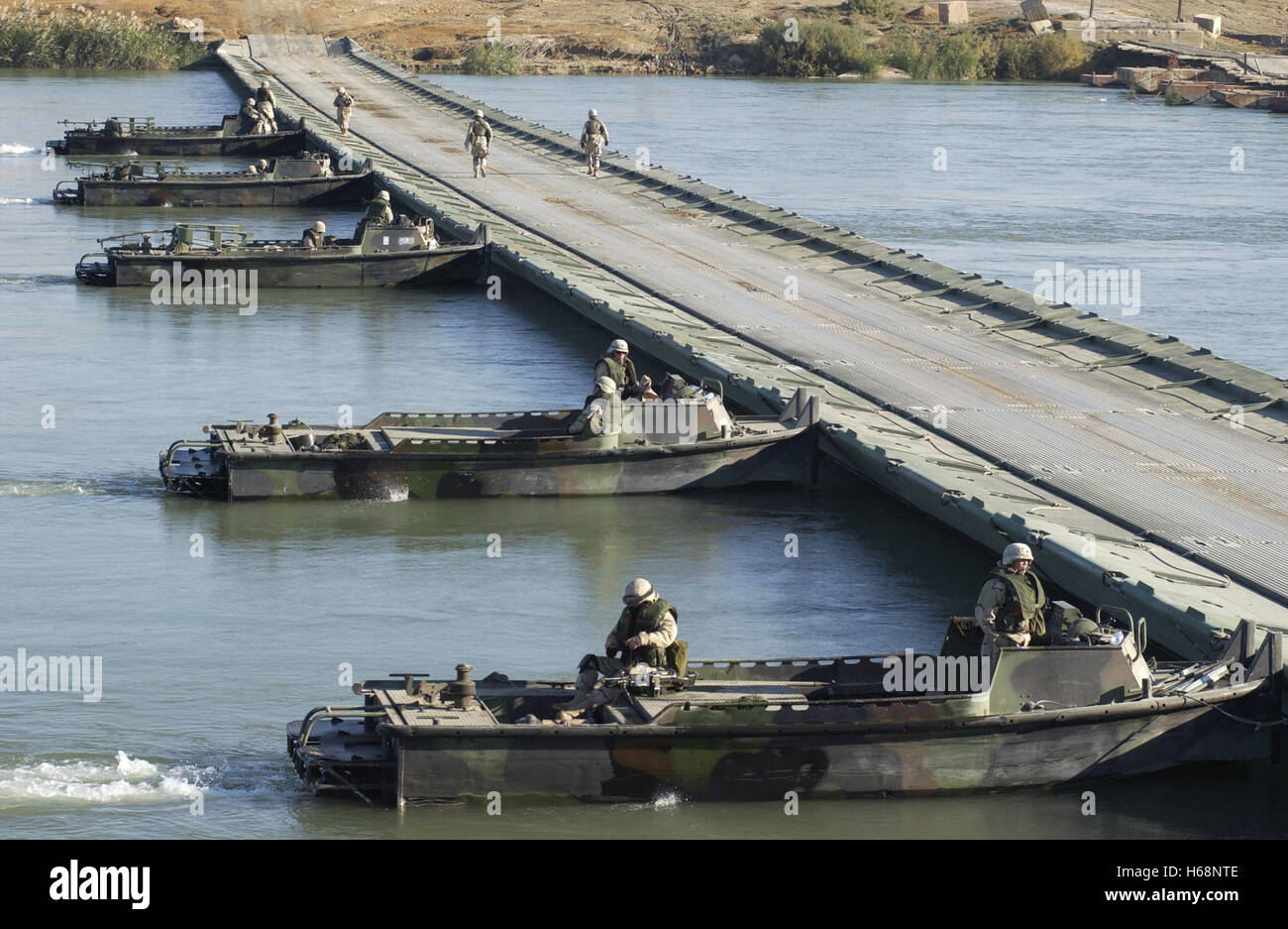 U.S. Army soldiers with the 502nd Engineer Company position their ...