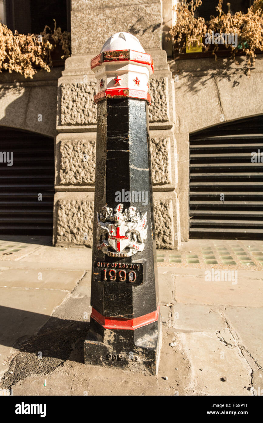 City of london bollard hi-res stock photography and images - Alamy