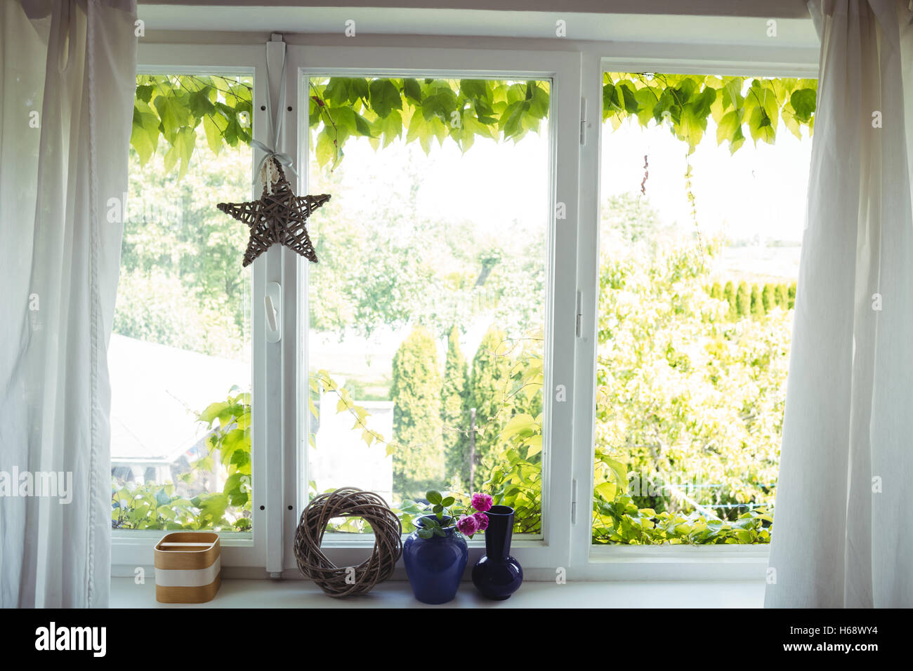 Star window hi-res stock photography and images - Alamy