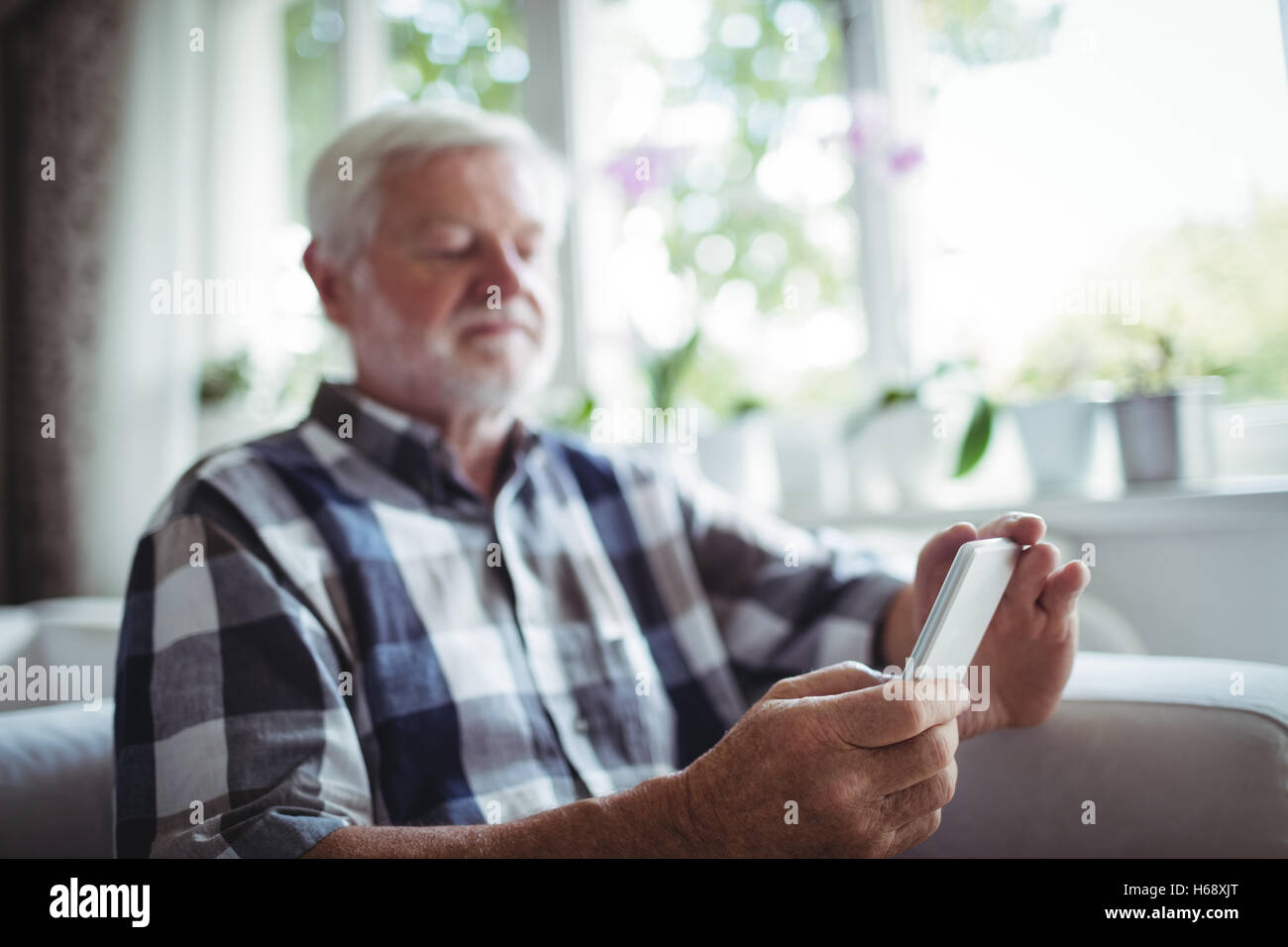 Senior elderly man mobile hi-res stock photography and images - Alamy