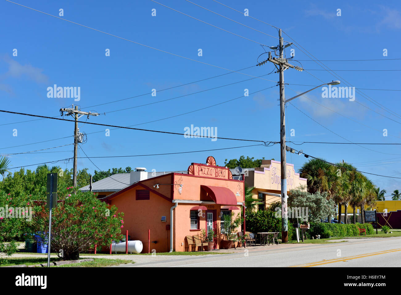 Store front of traditional small American business, Pizza Bella, pizza ...