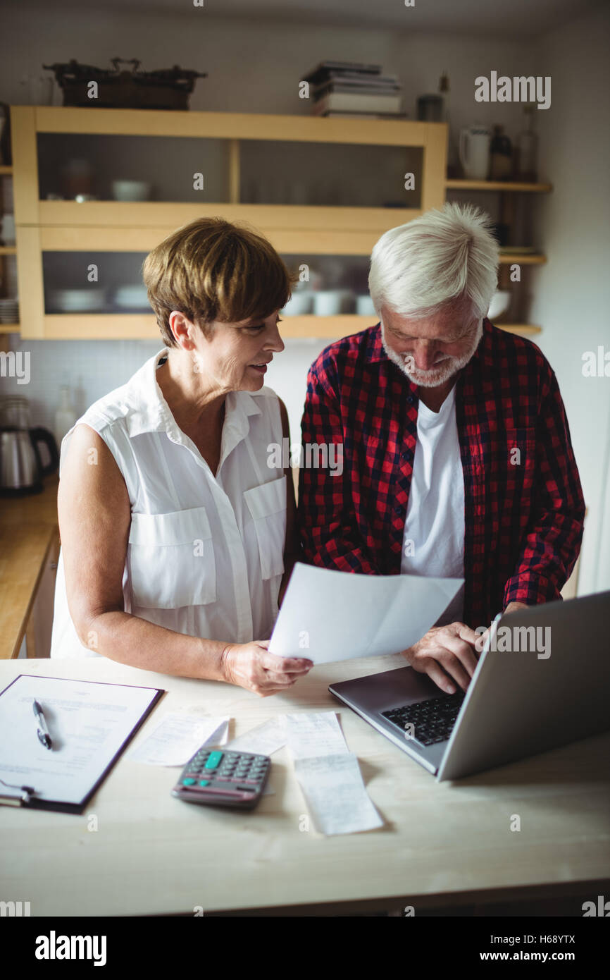 Elderly couple online hi-res stock photography and images - Alamy