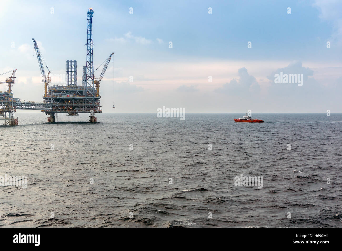 Oil supply vessel and oil rig hi-res stock photography and images - Alamy