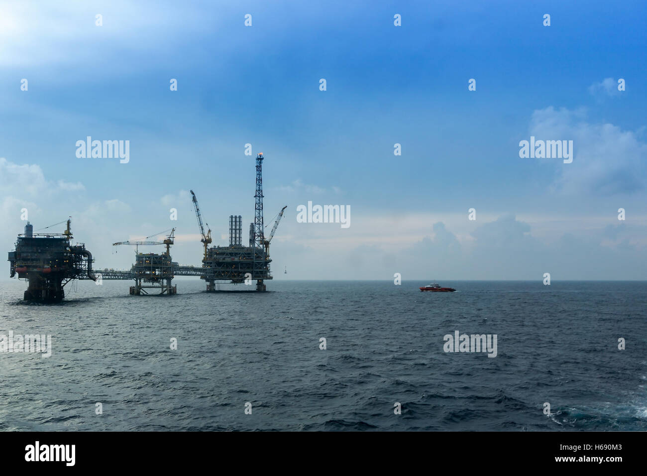 Oil rig silhouette sea sunset hi-res stock photography and images - Alamy