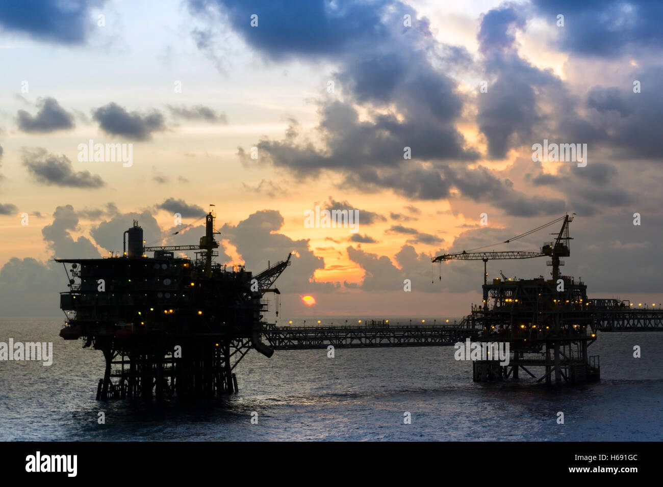 Offshore oil platform rigs hi-res stock photography and images - Alamy