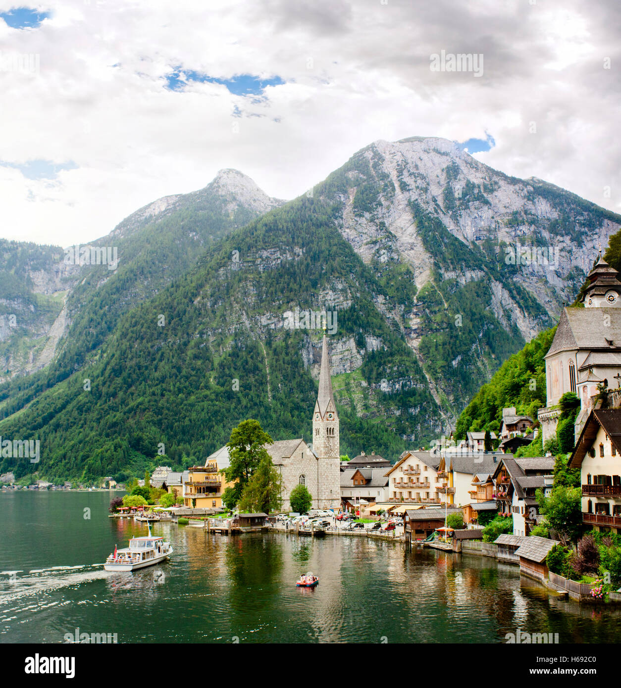 Hallstatt tourists hi-res stock photography and images - Alamy