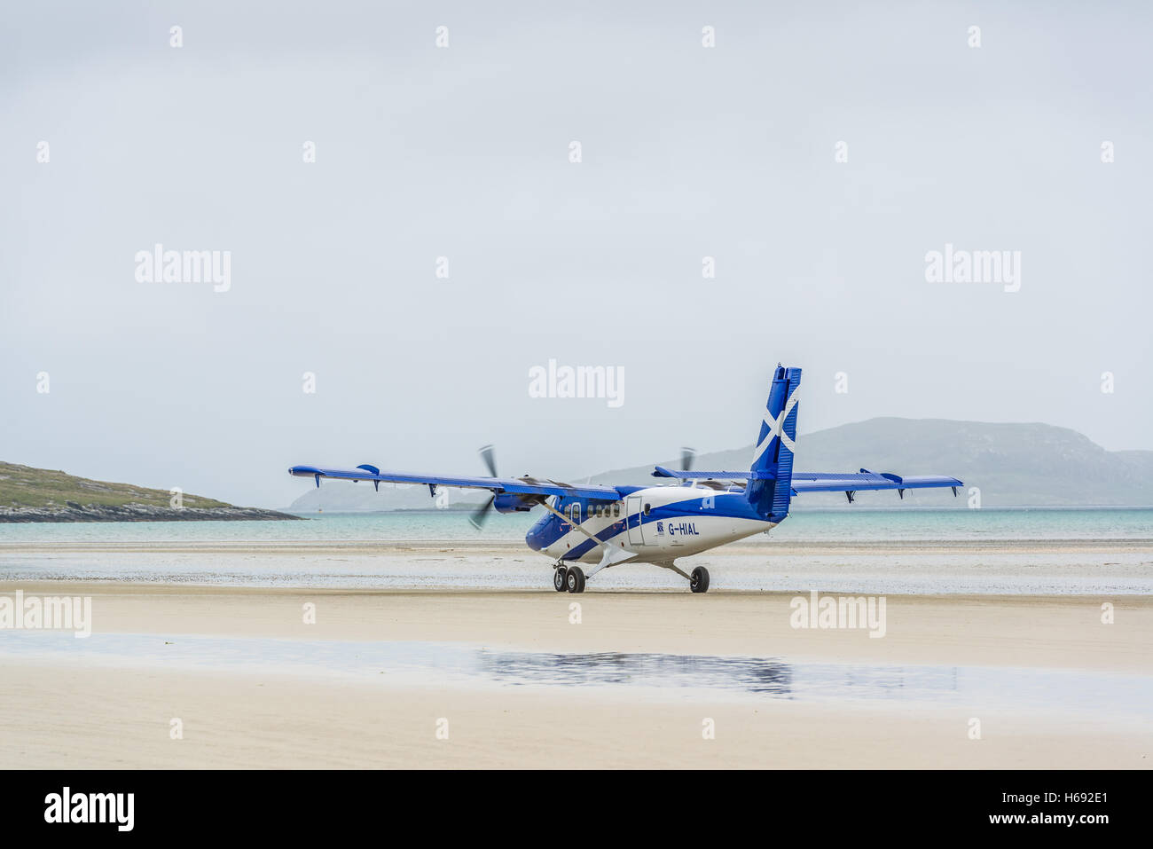 A Loganair flight from Glasgow lands on An Tràigh Mhòr beach (English ...