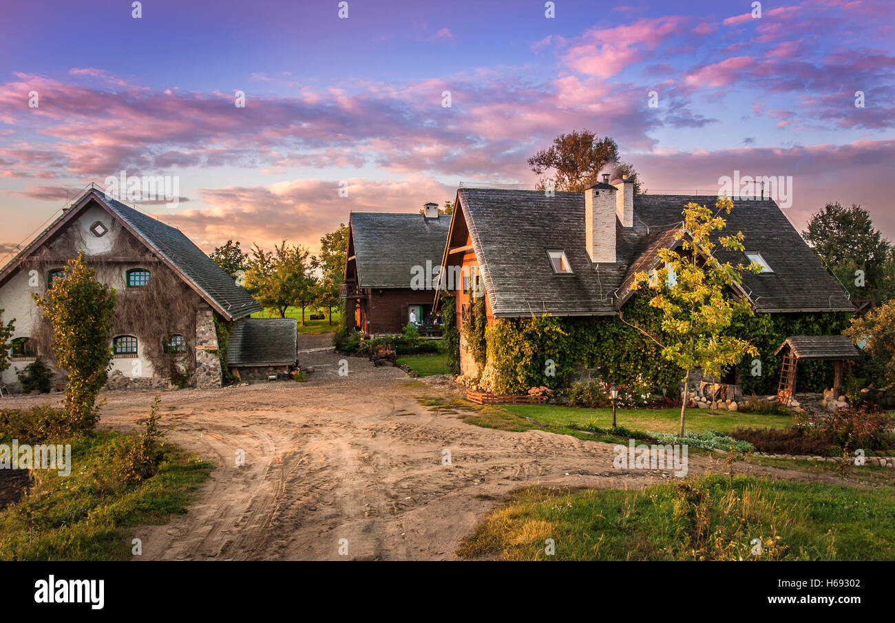 Cottage houses hi-res stock photography and images - Alamy
