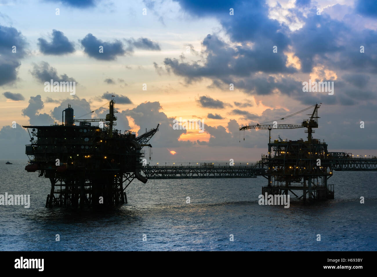 Offshore oilrig hi-res stock photography and images - Alamy