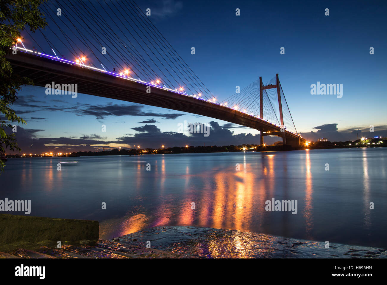 Second Hooghly river bridge at dusk. Also known as the Vidyasagar Setu ...