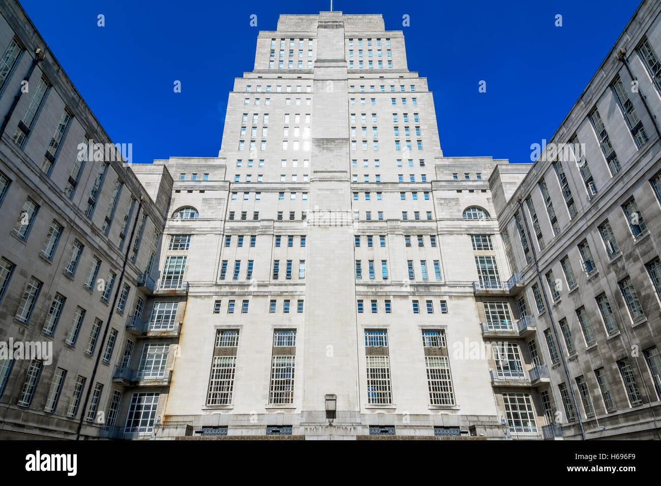 Exterior of the Senate House Library in London Stock Photo - Alamy