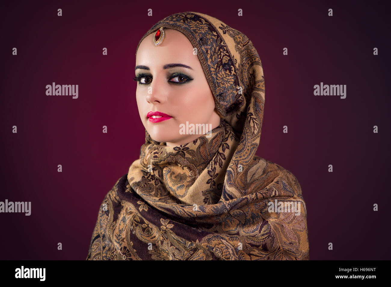 Muslim woman with nice jewellery Stock Photo - Alamy