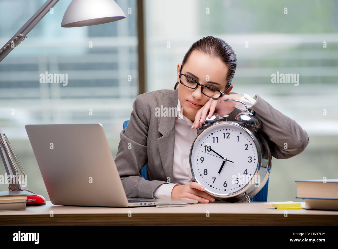 Businesswoman failing to meet challenging deadlines Stock Photo - Alamy