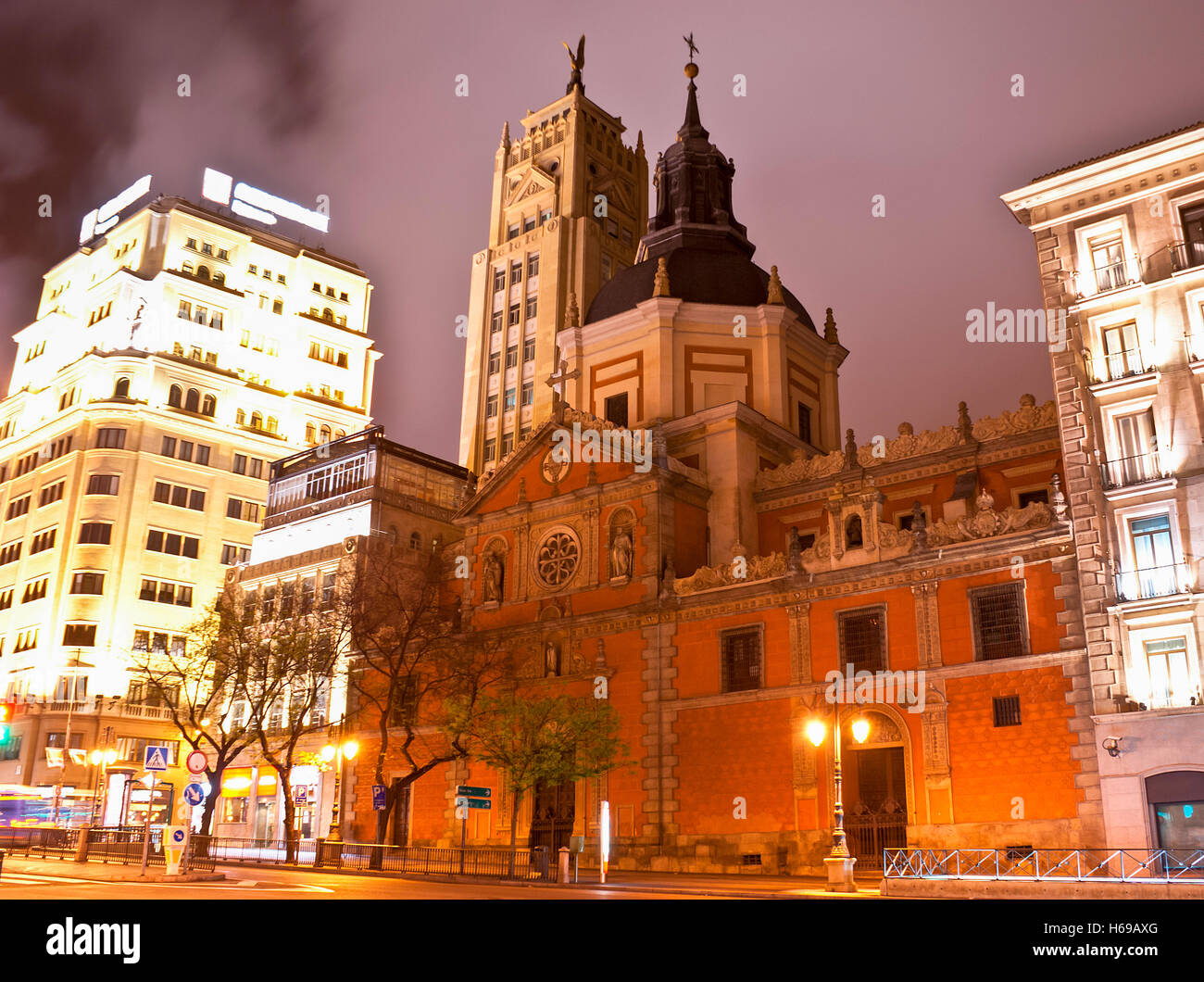 The bright illumination along with magnificent architecture makes ...