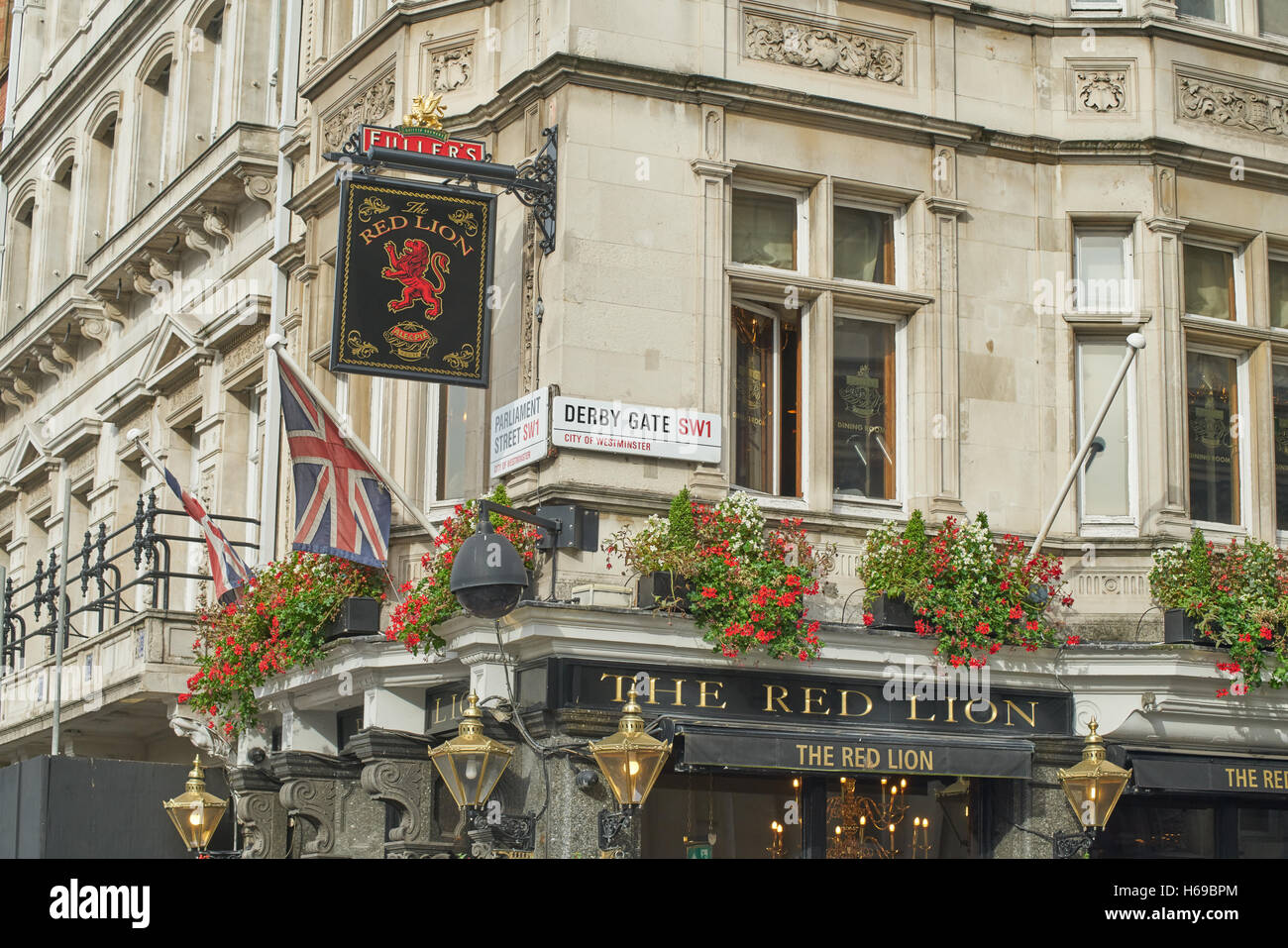 red lion pub, parliament street Stock Photo - Alamy
