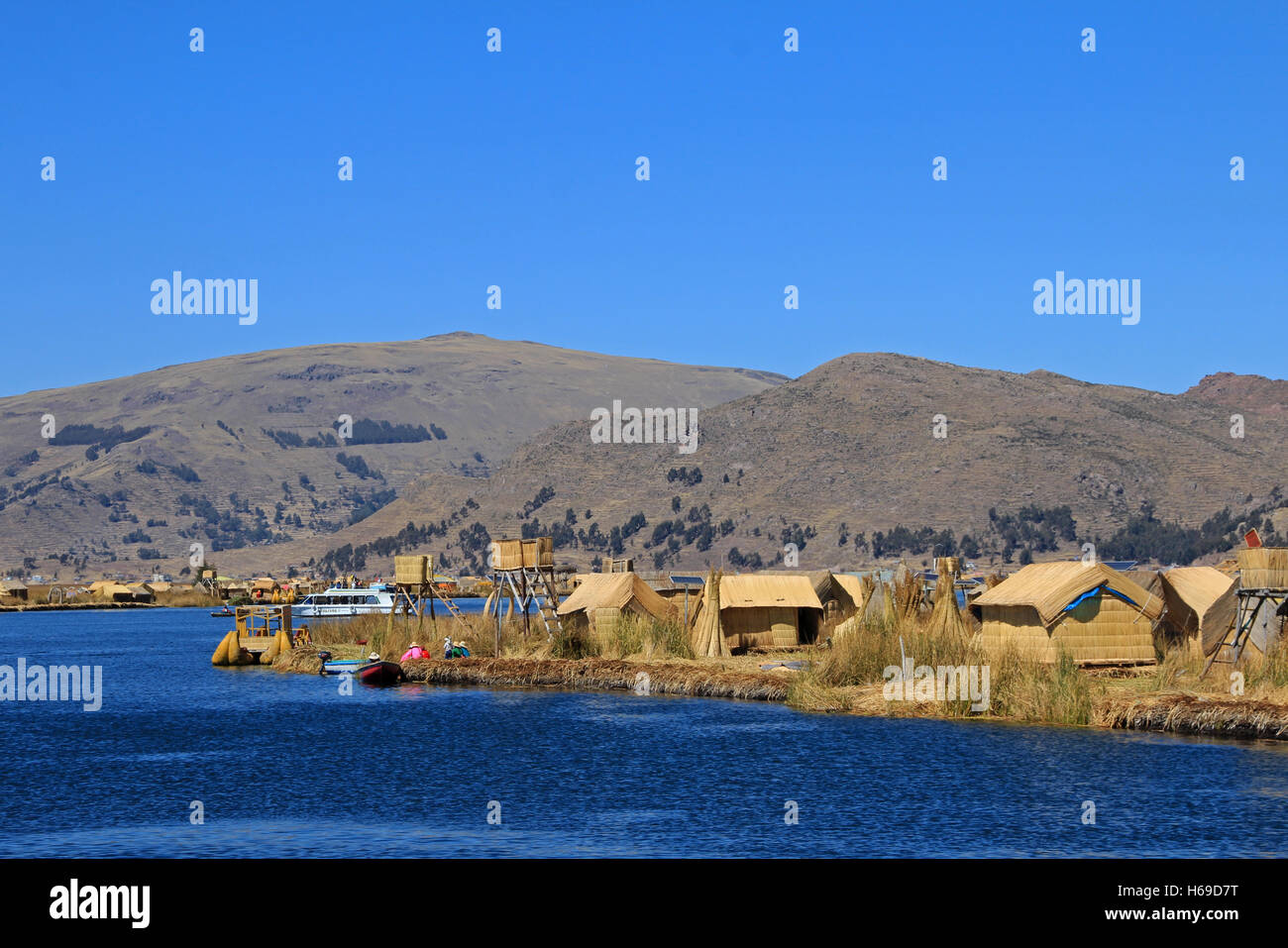 Totora reed floating islands Uros, lake Titicaca, Peru Stock Photo - Alamy