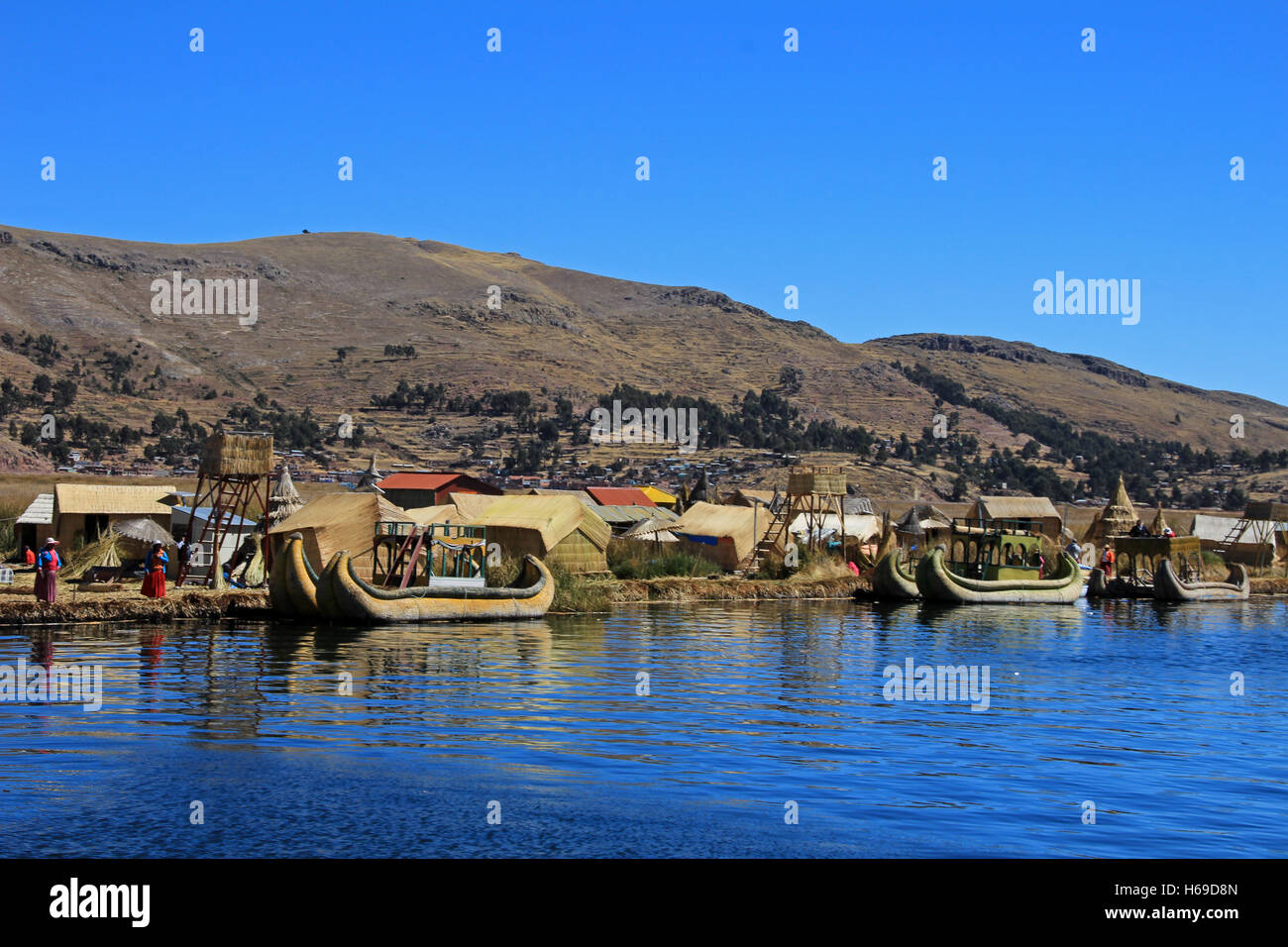 Totora reed floating islands Uros, lake Titicaca, Peru Stock Photo - Alamy