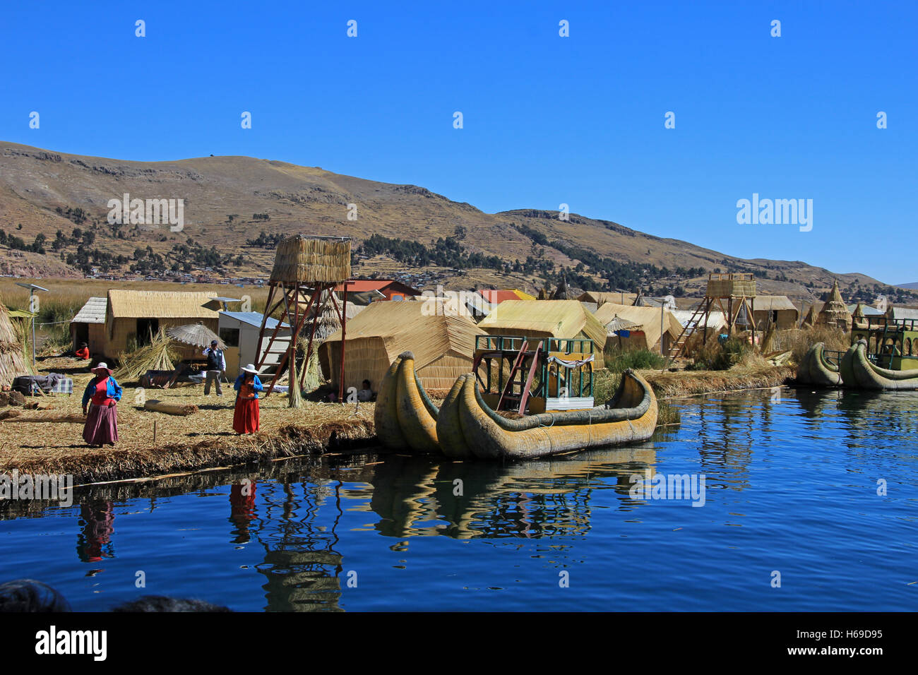 Totora reed floating islands Uros, lake Titicaca, Peru Stock Photo - Alamy