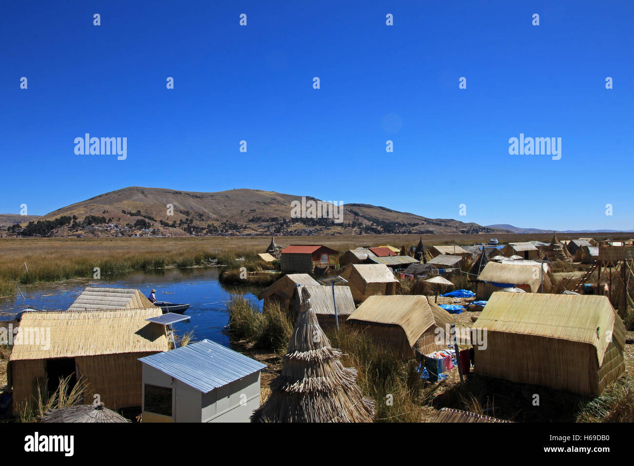 Totora reed floating islands Uros, lake Titicaca, Peru Stock Photo - Alamy