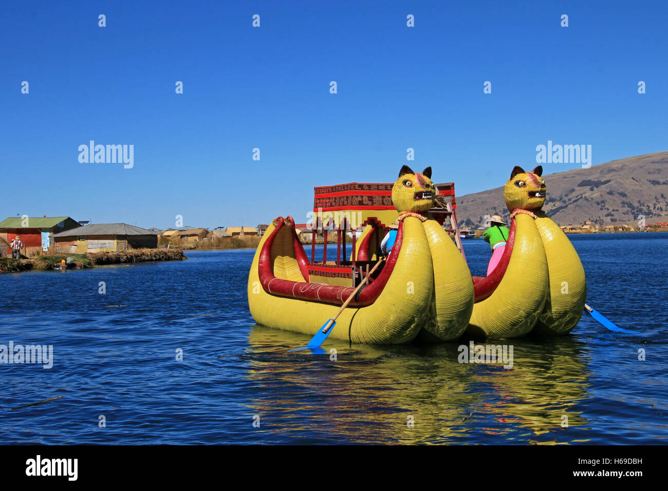 Totora reed floating islands Uros, lake Titicaca, Peru Stock Photo - Alamy