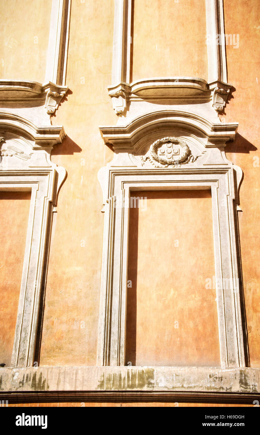 Empty windows hi-res stock photography and images - Alamy