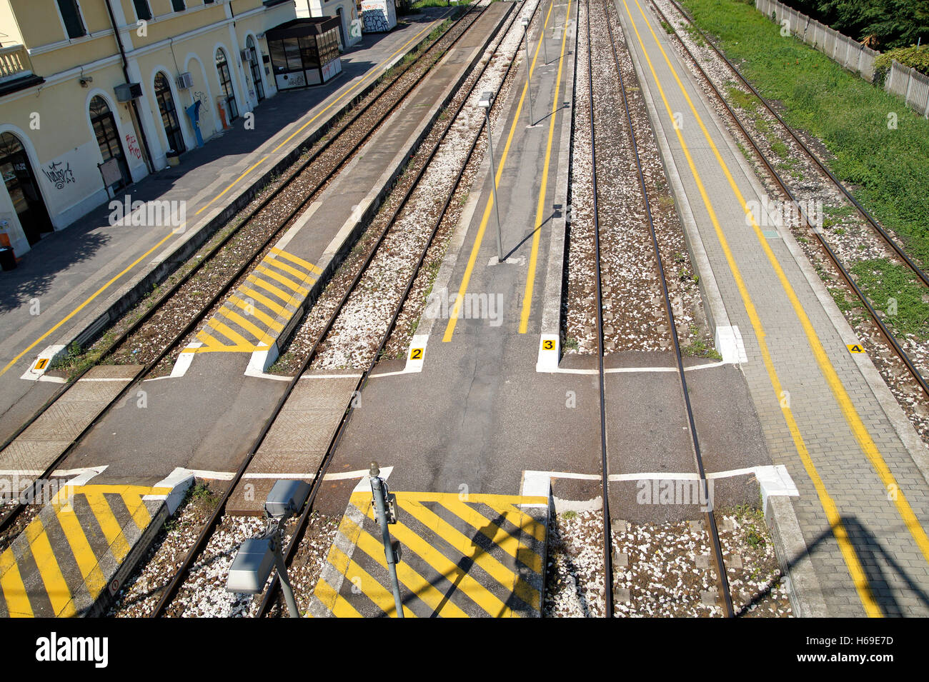 empty train station Stock Photo - Alamy