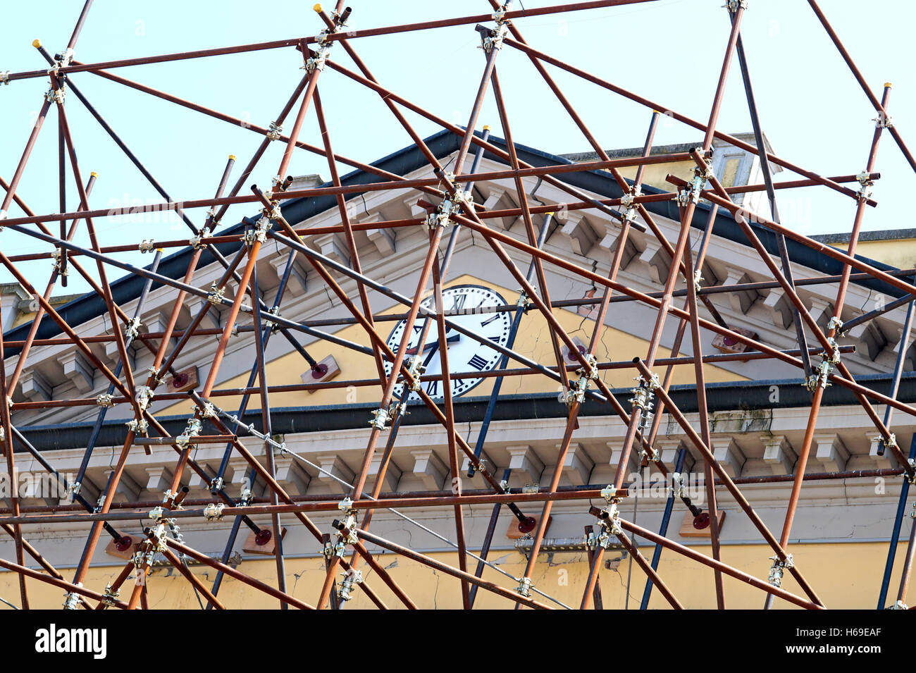 scaffolding after earthquake Stock Photo - Alamy