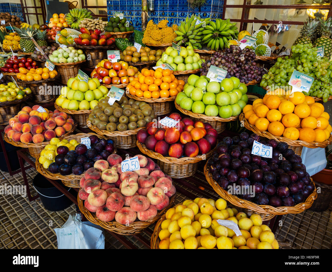 Fruits vegetables on stall hi-res stock photography and images - Alamy
