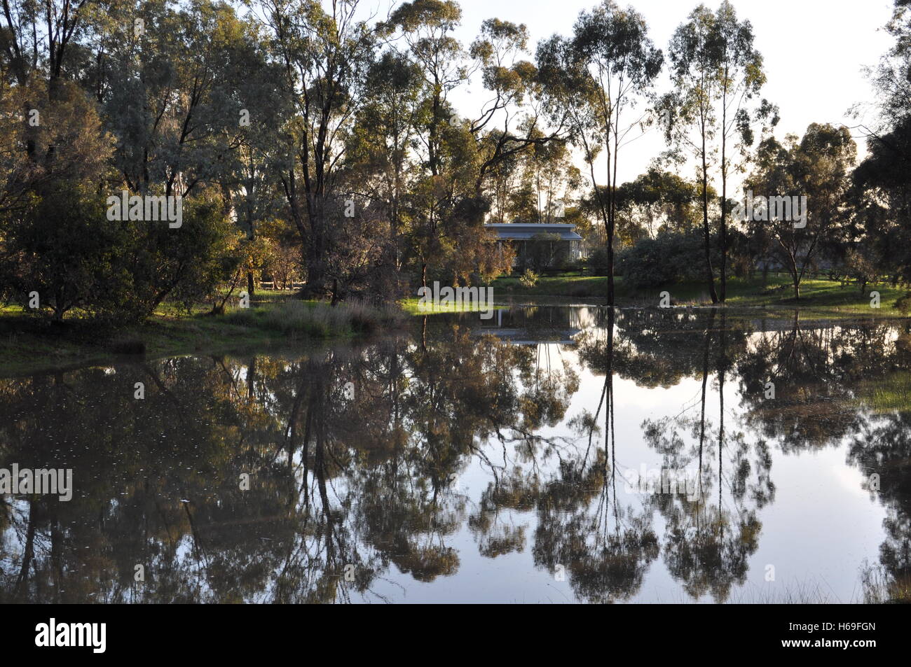 Lake house farm hi-res stock photography and images - Alamy